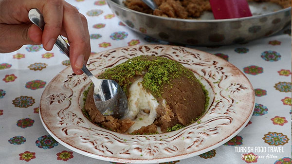 Turkish Semolina Halva "İrmik Helvası" - Turkish Food Travel